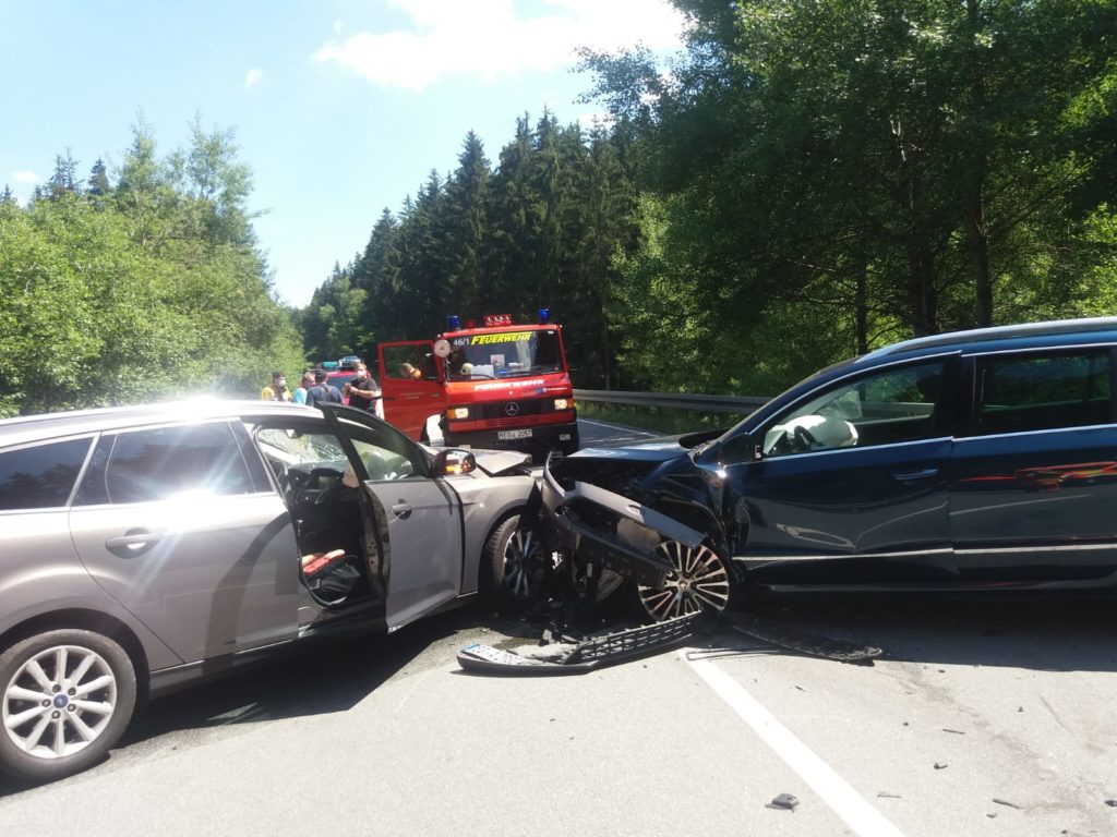 THL 1 - VU mit 2 PKW frontal zusammen auf der B85 - KFV Regen