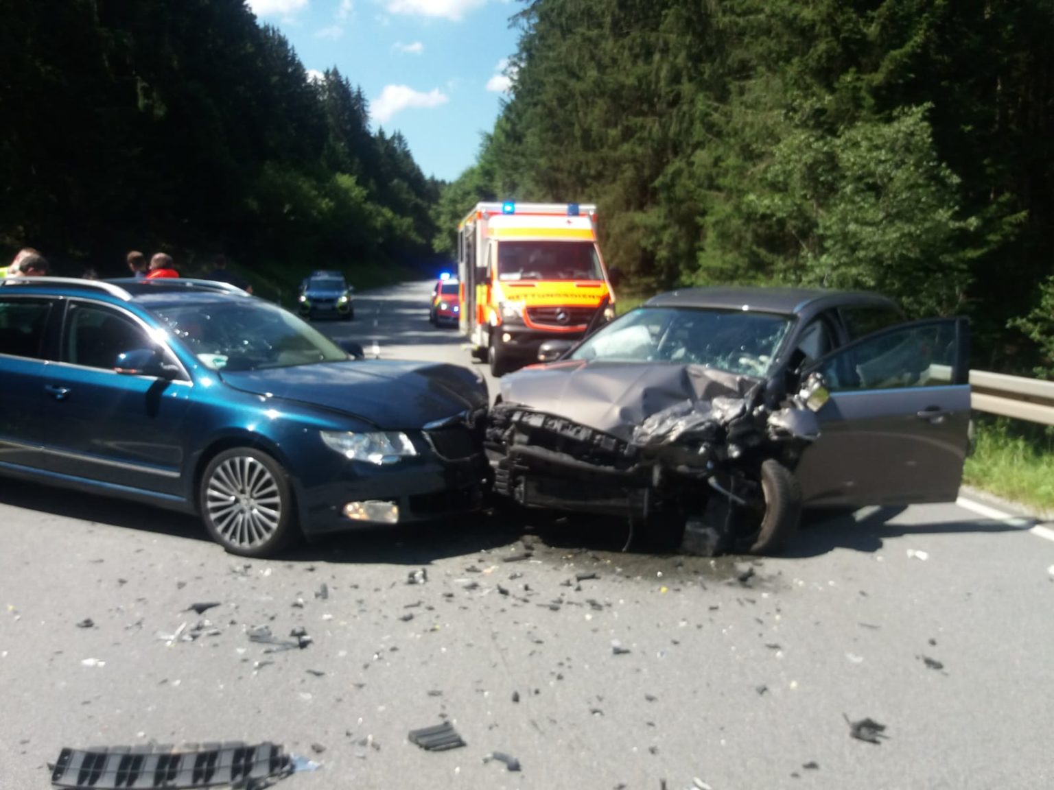 THL 1 - VU mit 2 PKW frontal zusammen auf der B85 - KFV Regen