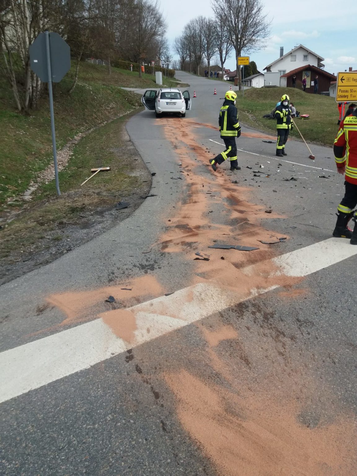 THL 1: Unfall auf der Brucker Kreuzung B85 Kirchdorf im Wald - KFV Regen