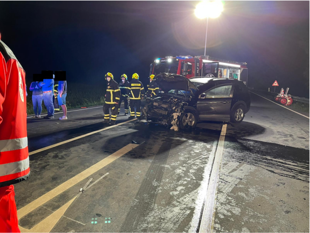 VU THL 3: Zwei PKW Person eingeklemmt - auf der B85 bei Regen - KFV Regen