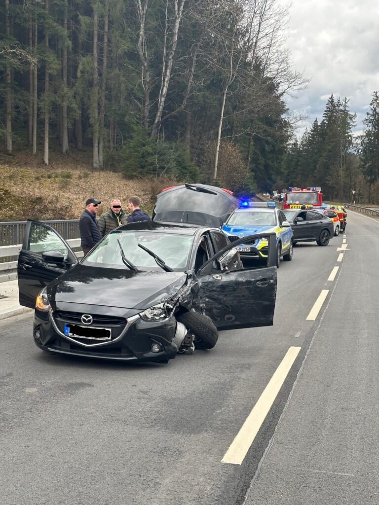 THL 1 - VU Unfall auf der B85 bei Ayrhof: Eine Verletzte und 40.000 Euro Schaden - KFV Regen